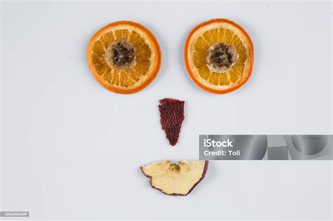 흰색 배경에 고립 된 웃는 얼굴의 모양으로 다양한 과일을 건조 건강한 식품 예술 창조적 인 개념 감귤류 과일에 대한 스톡 사진 및 기타 이미지 Istock