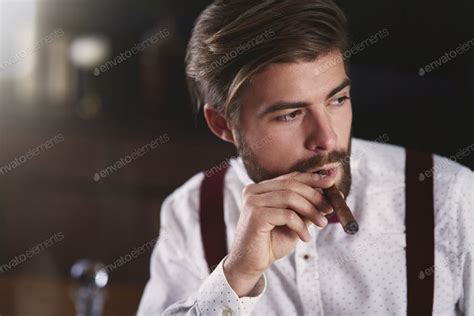 عکس مرد در حال سیگار کشیدن 32705 Portrait Of Businessman Smoking A Cuban Cigar مزرعه فوتیج