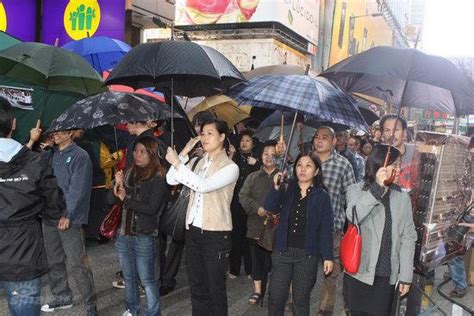 图文：杜琪峰《复仇》片场 众多市民围观影音娱乐新浪网