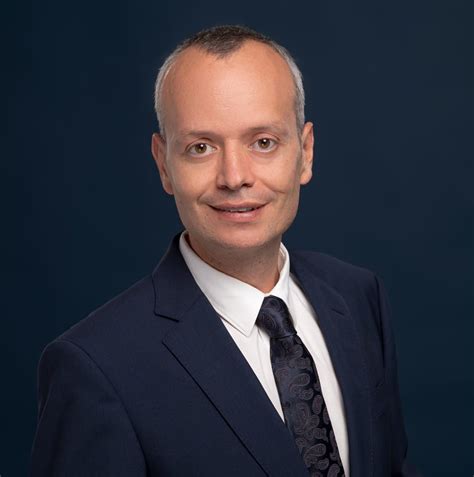 Днес се полага “плътния” пласт асфалт по улиците “Братя Миладинови” и “Мара Бунева” Остават