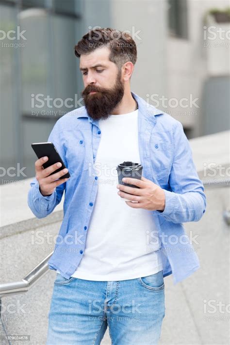 스마트 폰인터넷 서핑 소셜 네트워크 항상 나와 함께 휴대 전화 남자는 스마트 폰을 사용합니다 메시지를 기다리고 있습니다 현대 생활 스마트폰을 마시는 사람 에너지 커피 타임