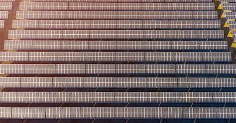 일출과 일몰의 태양광 태양 전지판 극적인 일몰 하늘 배경에 있는 태양 전지판 셀 깨끗한 대체 전력 에너지 개념 0명에 대한 스톡 사진 및 기타 이미지 Istock