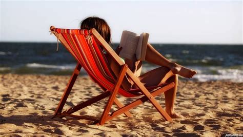 Девушка читает книгу на пляже лёжа в шезлонге — Фото аватарки Landschaftsbilder Landschaft