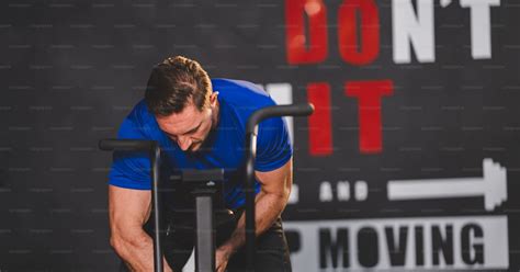 현대 스포츠 체육관에서 운동하는 강한 운동 선수 남자 몸 강한 힘과 무거운 착용감 보디 빌딩 및 신체 건강 한 라이프 스타일 사람들을 위해 피트니스 스튜디오에서 활동적인