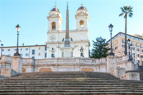 아름다운 화창한 날에 꼭대기에 있는 웅장한 트리니타 데이 몬티 교회로 이어지는 스페인 계단의 풍경 사진 이탈리아 로마의 인기 랜드마크 및 관광지 트리니타 데이 몬티에 대한