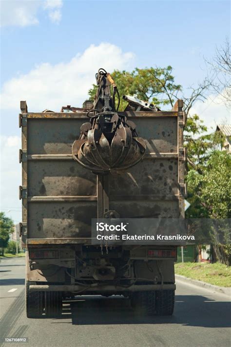 더러운 반점 Grapple 트럭은 재활용을 위해 고철 산업용 금속을 언로드합니다 하늘에 유압 자석 게조작기 크레인 쓰레기 트럭 적재 산업 폐기물 크레인 그랩 스크랩 갈고리