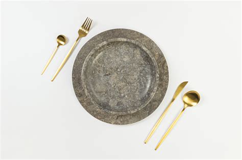 갈색 대리석 쟁반과 접시 흰색 배경에 금 칼 붙이의 평면도 음식 프리젠 테이션 돌 쟁반 테이블 설정 복사 공간 0명에 대한 스톡 사진 및 기타 이미지 Istock