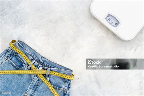 측정 테이프 벨트와 저울이 있는 청바지를 사용한 체중 감량 개념 0명에 대한 스톡 사진 및 기타 이미지 0명 개념 다이어트 Istock