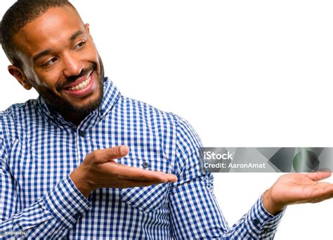 수염 자신감과 입력에 초대 하는 큰 자연 미소와 행복을 가진 아프리카계 미국인 남자 긍정적인 감정 표현에 대한 스톡 사진 및 기타 이미지 긍정적인 감정 표현 남성
