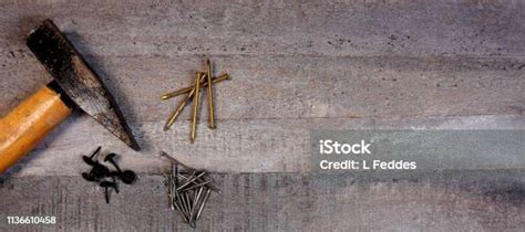 자신의 텍스트에 대 한 복사 공간 자연 나무 배경에 망치와 손톱 0명에 대한 스톡 사진 및 기타 이미지 0명 강철 건설 산업 Istock