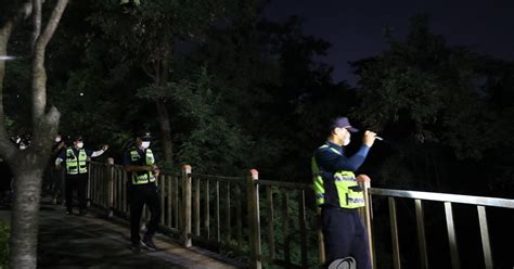 손전등 들고 수색하는 경찰