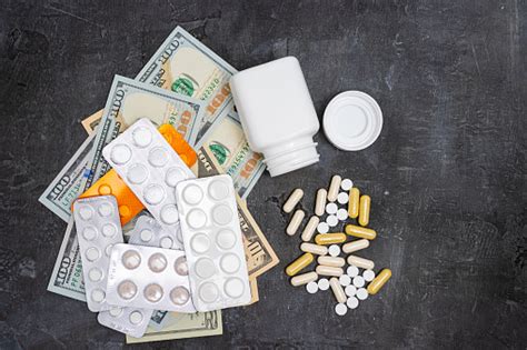 흰색 원형 알약 캡슐 정제 항생제 진통제 또는 마약과 돈 미국 달러 지폐 값비싼 약과 의료 개념이 들어 있는 물집 팩 평면도 0명에 대한 스톡 사진 및 기타 이미지 Istock