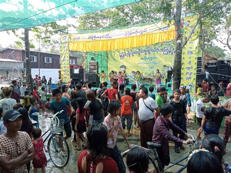 ဆိပ်ကြီးခနောင်တိုမြို့နယ်၌ မဟာသင်္ကြန်အကြတ်နေ့ ပျော်ရွှင်စွာ ရေကစားကြသူများဖြင့်စည်ကား