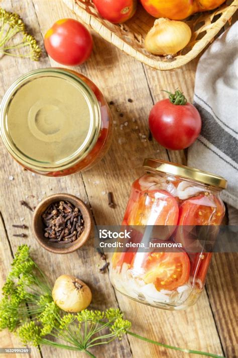 건강한 수제 발효 식품 소금에 절인 절인 토마토와 양파는 유리 병에 통조림으로 보존되어 있습니다 가정 경제 가을 수확 보존 위에서 볼 수 있습니다 0명에 대한 스톡 사진 및