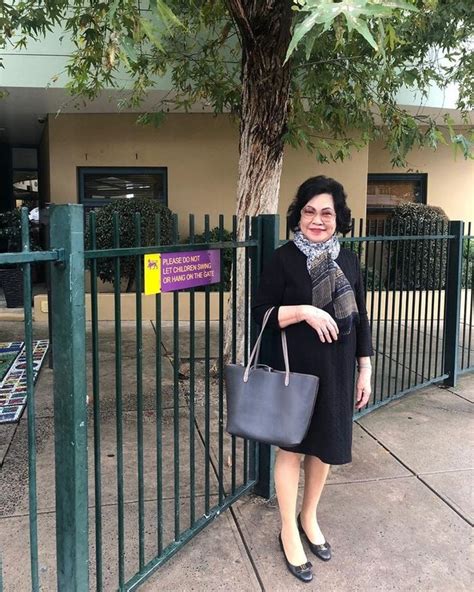 Foto Irma Moeis Mertua Sandra Dewi Oma Cantik Yang Fashionable Dan