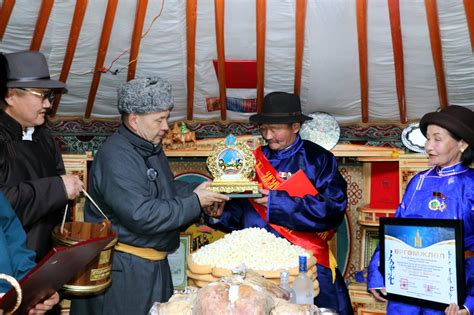 Төв Аймгийн Эрдэнэ сумын малчин Г Анхбаярын гэр бүлд шагнал гардууллаа