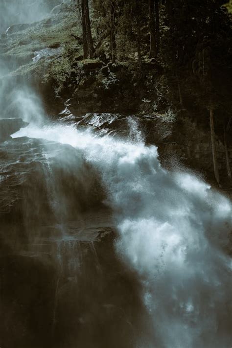 강 강력한 개울 경치 경치가 좋은 계단식 고요한 광야 급류 나무 녹지 모험 무성한 물 물을 튀기는 물줄기 바위 빙퇴석 산 삼림지대 손대지