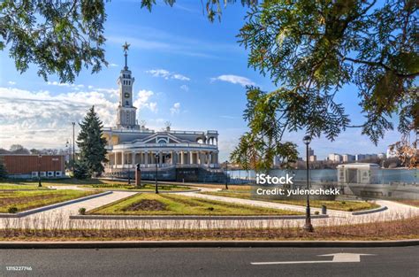 모스크바의 첨탑과 모스바 강에 별이 있는 새로운 강 역 의 건물 0명에 대한 스톡 사진 및 기타 이미지 0명 Dawn Space Probe Unmanned