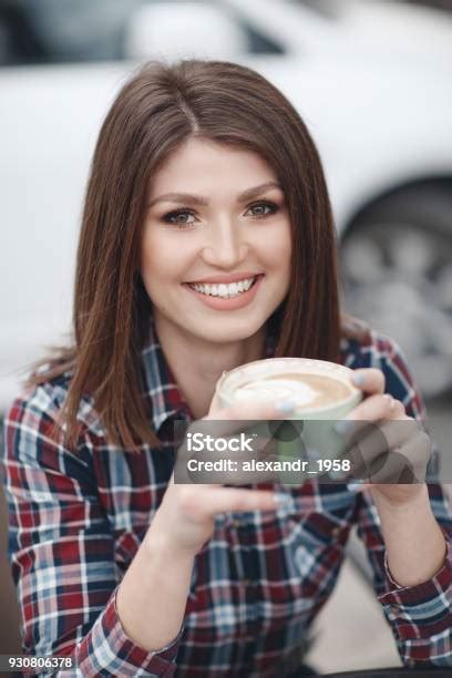 예쁜 여자 격자 무늬 셔츠에 우아한 헤어스타일으로 아름 다운 갈색 음료 여름 카페 야외에서 커피 한잔 갈색에 대한 스톡 사진 및 기타 이미지 Istock