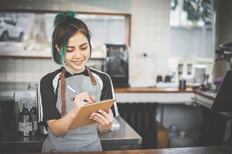 커피 숍에서 커피를 만드는 아시아 귀여운 바리 스타 여자 귀여운에 대한 스톡 사진 및 기타 이미지 귀여운 기계류 기업가 Istock