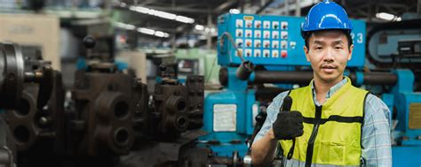 안전 헬멧과 균일 한 쇼를 착용 하는 아시아 전기 엔지니어 노동자 엄지 손가락을 표시 하 고 업계에서 뒤에 하드 머신으로 작업 할 준비 25 29세에 대한 스톡 사진 및