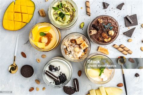 아이스크림 신선한 피스타치오 초콜릿 카라멜 멜론 망고 흰색에 향기로운 바닐라 포드가있는 초콜릿 칩 샌드위치 쿠키와 함께 맛있는 젤라티의 큰 컬렉션 갈색에 대한 스톡 사진 및