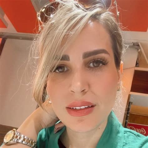 خداییش وقتی کسی رو که دوست نداری موز خوردنش صدای خیار خوردن میده همه