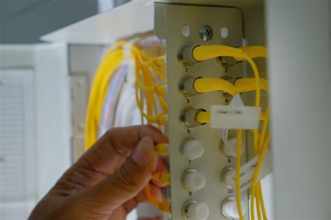 시스템 엔지니어와 섬유 광섬유 케이블 기술 데이터 센터 실에서 인클로저 상자에 연결의 손으로 개념에 대한 스톡 사진 및 기타 이미지 Istock