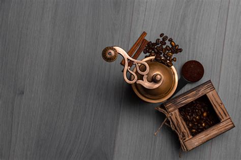 상자에 커피 콩과 나무 표면에 계피 스틱 수동 빈티지 커피 분쇄기 0명에 대한 스톡 사진 및 기타 이미지 0명 3위 가지 식물 부위 Istock