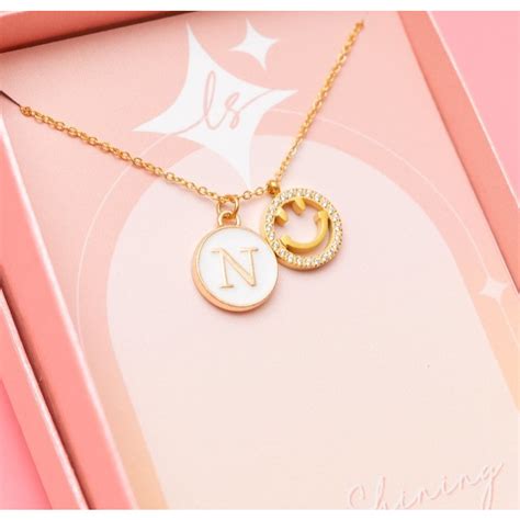[โค้ด Fqa92 ลด 100 ] Lelisa Smiley Necklace สร้อยคอน้องสมายลี่ พร้อมจี้ตัวอักษร สแตนเลส