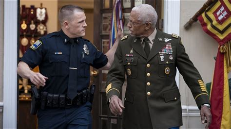 Капитан полиции вторгся в дом генерала армии США потому что он черный Youtube