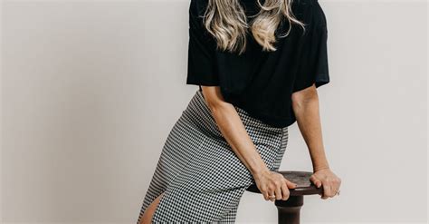 실내 감정 검은색 셔츠 긍정적인 기댄 기쁨 긴 머리 나타내는 라이프스타일 맨발 미니멀리스트 미소 짓는 밝은 분위기 사람 성인 수직 쐈어