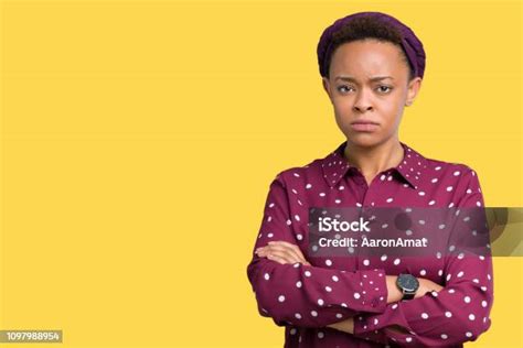 아름 다운 젊은 아프리카계 미국인 여자 격리 된 배경 의심과 긴장 머리 스카프를 착용 교차 팔과 얼굴에 표정을 승인 부정적인 사람입니다 감정에 대한 스톡 사진 및 기타
