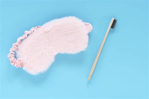 매일 관리를위한 도구 재사용 가능한 디스크 크림 항아리 대나무 칫솔 푹신한 수면 마스크 롤러 쿼츠 페이셜 마사지기 및 얼굴 마사지용 과샤 스크레이퍼 0명에 대한 스톡 사진