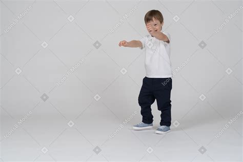 팔을 앞으로 뻗는 쾌활한 소년 사진