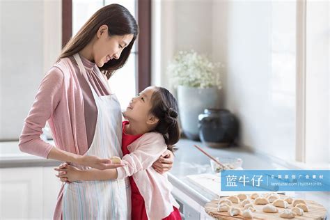 快乐的母女俩在厨房包饺子 蓝牛仔影像 中国原创广告影像素材