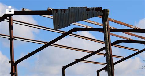 배경에 하늘이 있는 금속 구조물 사진 Unsplash의 무료 구름이 있는 푸른 하늘 이미지