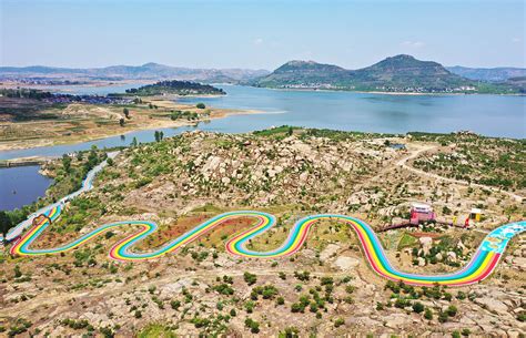 စန်းတုန်းပြည်နယ်ရှိ ရောင်စုံလမ်းသည် ခရီးသည်များကို ဆွဲဆောင်