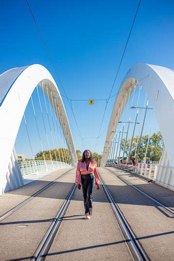 리옹 도시에서 아프로 머리를 가진 예쁜 젊은 혼합 인종 아프리카 계 미국인 힙스터 동영상 블로거 여자 20 24세에 대한 스톡