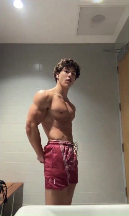 Big Pecs Twunk Flexing ThisVid Com Big Pecs Twunk Flexing ThisVid Com