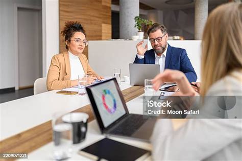 노트북으로 보고서를 검토하면서 회의에서 동료들과 사업 성과에 대해 논의하는 여성 사업가 경영자에 대한 스톡 사진 및 기타 이미지 경영자 계획 공연 Istock
