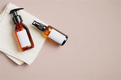 호박색 유리 병과 샴푸와 바디 스프레이가 베이지 색 배경에 수건에 스프레이 플랫 레이 상단 뷰 오버헤드 화장품 포장 모형 0명에 대한 스톡 사진 및 기타 이미지 Istock