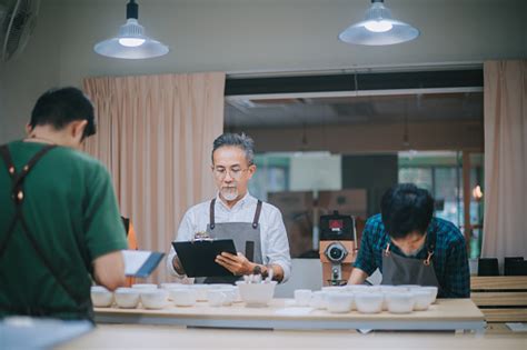 3 전문 아시아 중국 바리스타 학년 커피 컵 맛을 후 클립 보드에 아래로 기록 커피 컵 수행 검사 보기에 대한 스톡 사진 및 기타 이미지 Istock