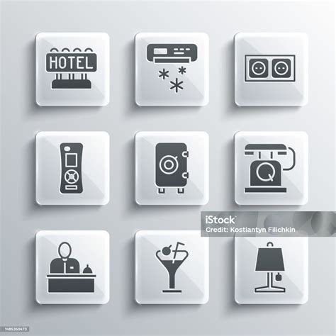 마티니 유리 테이블 램프 전화 송수화기 금고 호텔 리셉션 데스크 리모콘 텍스트가 있는 간판 및 전기 콘센트 아이콘을 설정합니다
