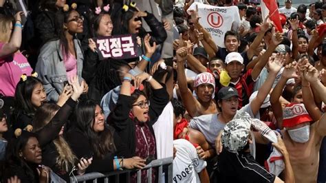 El Fanatismo Extremo En Los Fans Del K Pop Hinchas De Equipos De