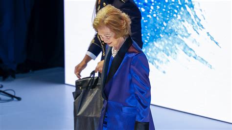 La Reina Sofía Añade Una Nueva Adquisición A Su Colección De Bolsos De Loewe De Todas Las