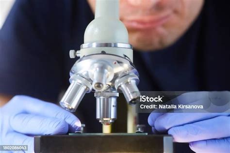의학 과학 또는 화학 분야의 실험실 및 실험실 연구용 현미경 Stem 주제에 대한 스톡 사진 및 기타 이미지 Stem 주제 개발 건강관리와 의술 Istock