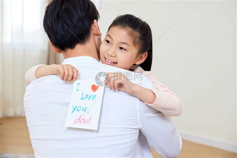 父女温情拥抱高清图片下载 正版图片507710558 摄图网