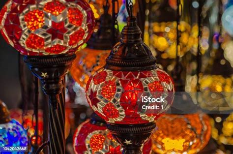다채로운 정통 하 고 전통적으로 손수 초 롱 샹들리에 또는 모자이크 램프 아랍에서 터키 그랜드 바 자에서 판매 아시아 조명입니다 관광에 대한 스톡 사진 및 기타 이미지