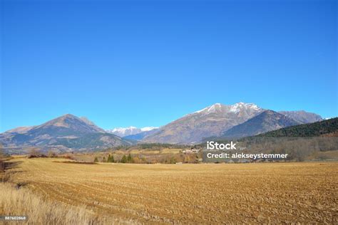 자전거와 함께 캐 러 밴 밝은 화창한 날에 프랑스 알프스 호수 락 드 세르poncon 근처에서 볼 수 있는 산 꼭대기에 주차 0명에 대한 스톡 사진 및 기타 이미지 Istock